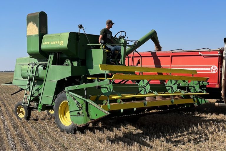 Restoring a John Deere 55 combine - Grainews